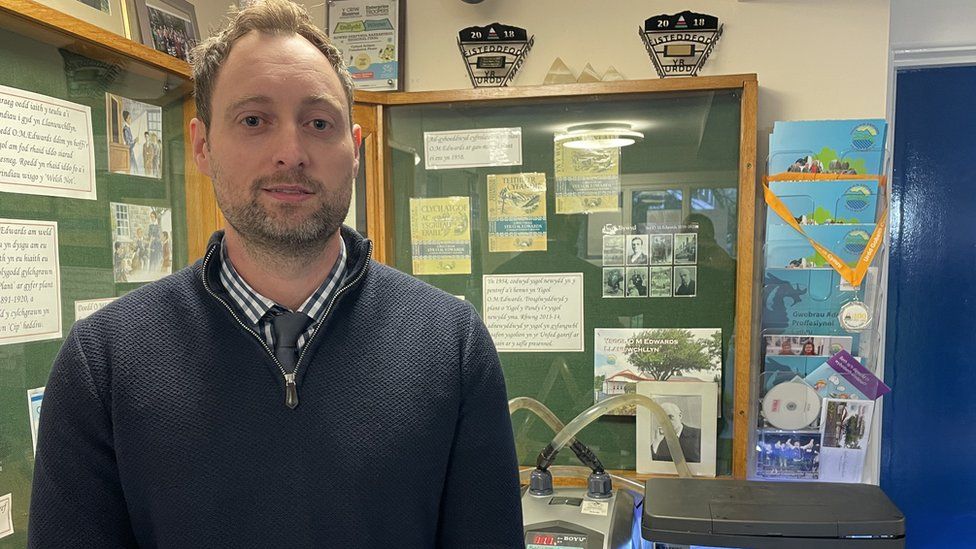Plant ysgol Llanuwchllyn yn rhoi hwb i frithyll Afon Dyfrdwy - BBC ...