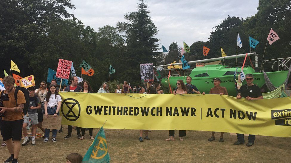 Extinction Rebellion: Cardiff protesters end road blockage - BBC News