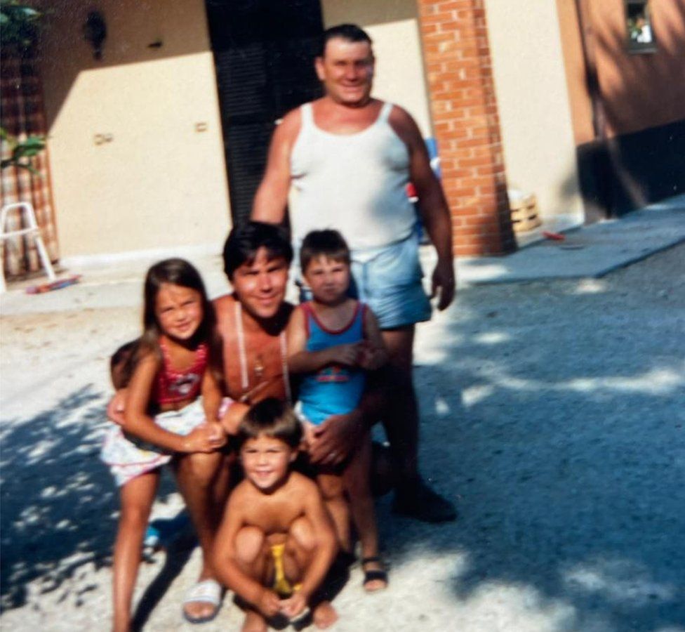 Traddodiad teuluol yn ysbrydoli cynnyrch croen newydd - BBC Cymru Fyw