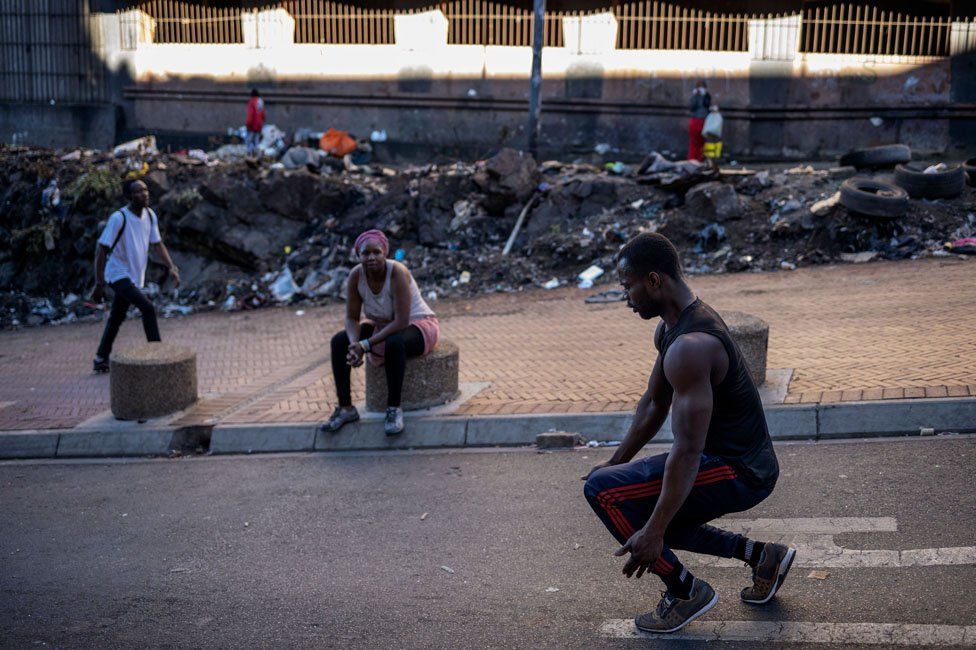 Coronavirus: South Africans exercise the freedom to jog - BBC News