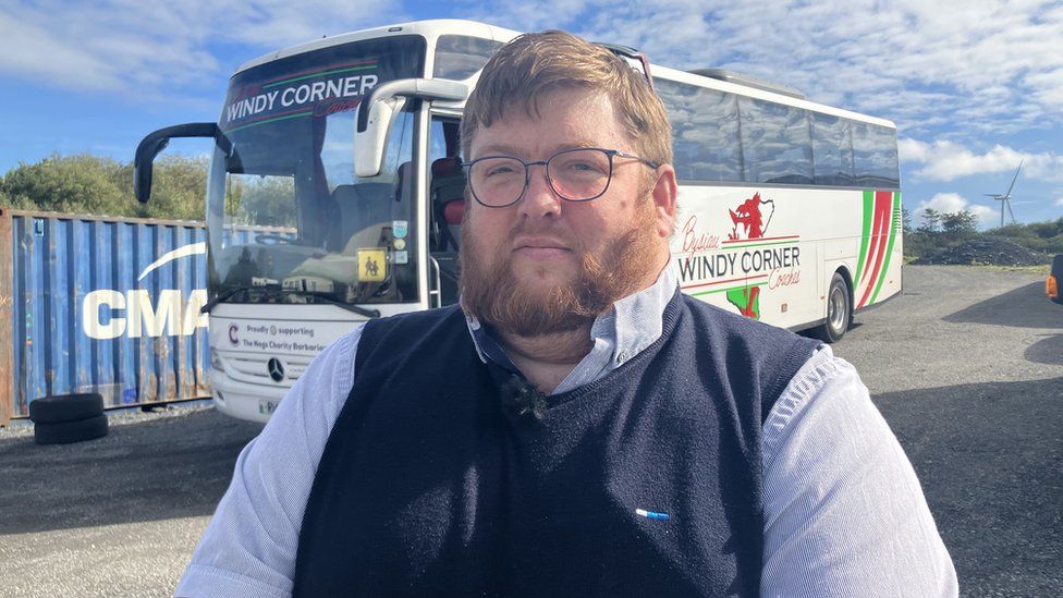 Terfyn cyflymder 20mya yn parhau i hollti barn - BBC Cymru Fyw