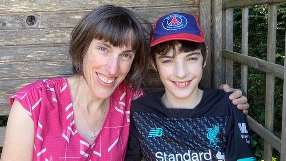 'Roedd canu'r gloch yn gymaint o ryddhad' - BBC Cymru Fyw