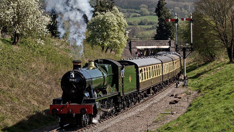 Gloucestershire Warwickshire Steam Railway hits extension target - BBC News