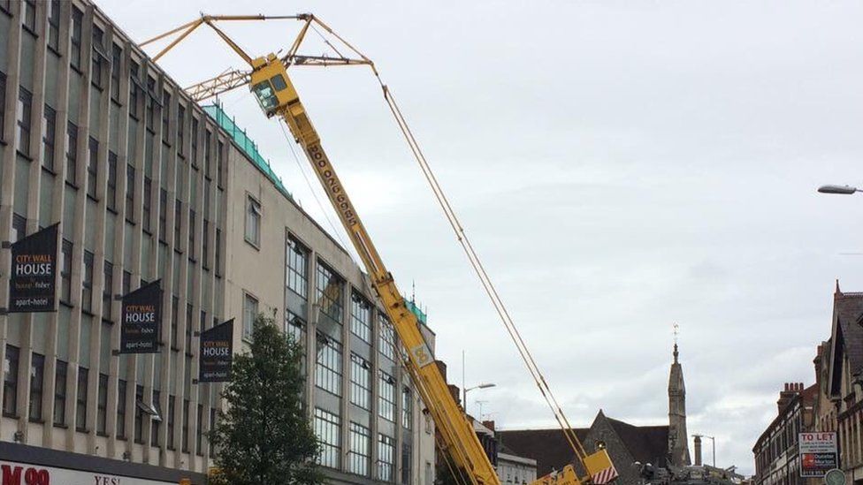 Toppled Reading Primark crane upright again - BBC News