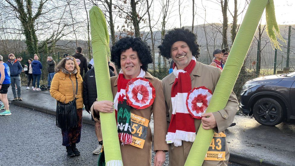 Max Boyce starts Boxing Day race saved by locals - BBC News