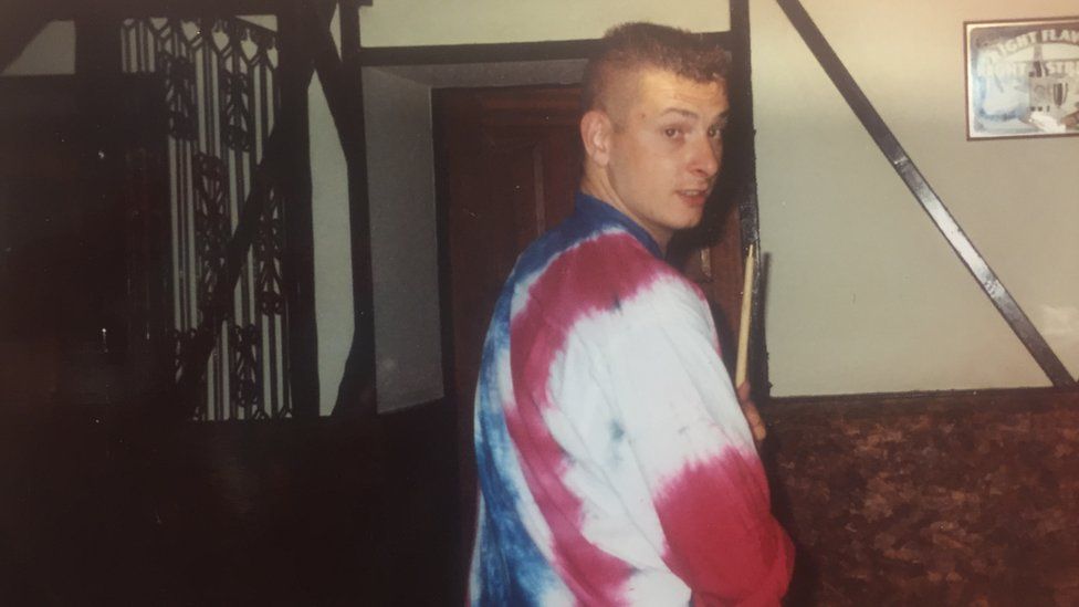 One-armed potter: 'I just muddle my way through' - BBC News