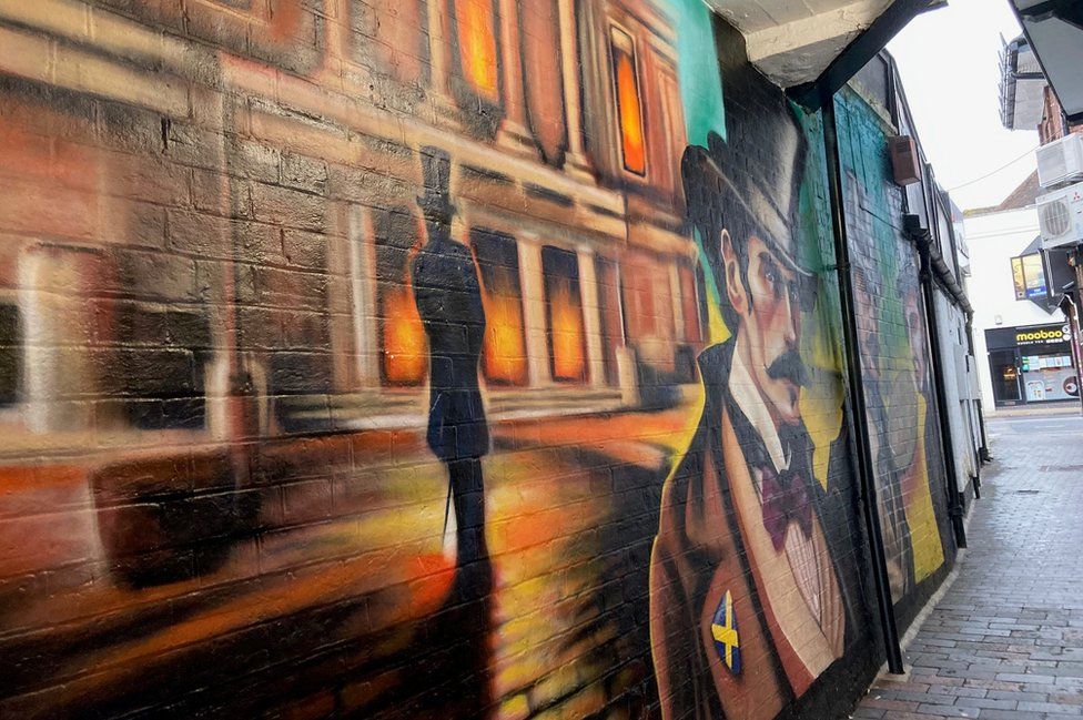 Victorian politics scandal mural livens up St Albans alleyway - BBC News