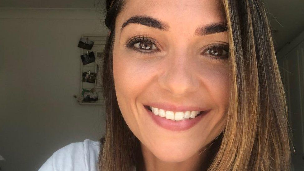 Traddodiad teuluol yn ysbrydoli cynnyrch croen newydd - BBC Cymru Fyw