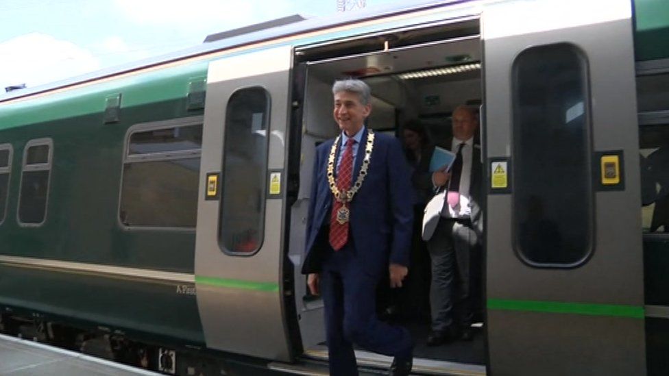 Reading's new Green Park Station welcomes first passengers - BBC News