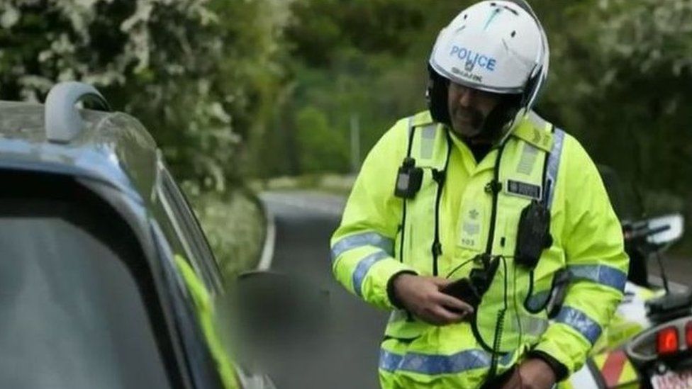 Trafod a ddylid cosbi pobl am fethu â hunan-ynysu - BBC Cymru Fyw