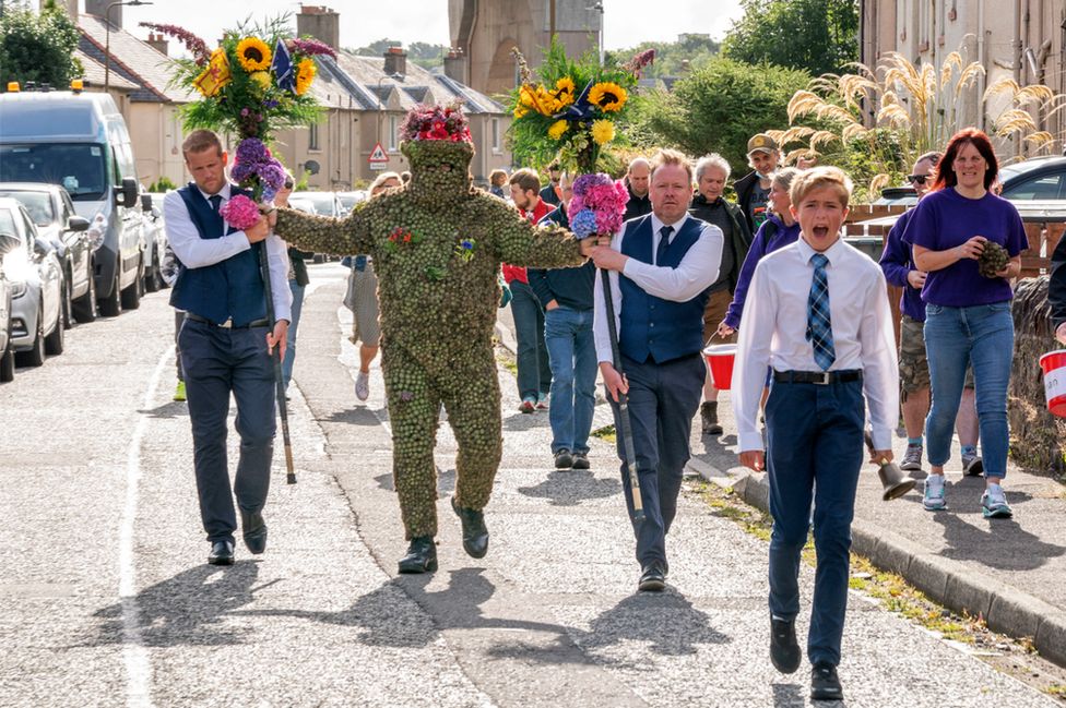 'Hip hip hooray, it's the Burryman's Day' - BBC News