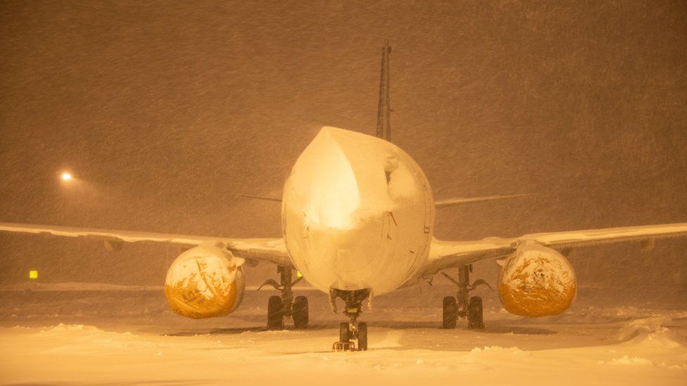 China: Biggest snowfall in city of Shenyang for 116 years - BBC Newsround