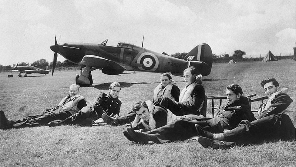Battle of Britain: Hawkinge statue unveiled to honour airmen - BBC News