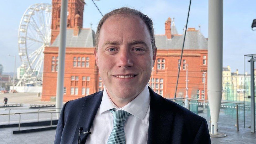 Cadarnhau gwaharddiad Rhys ab Owen o'r Senedd - BBC Cymru Fyw