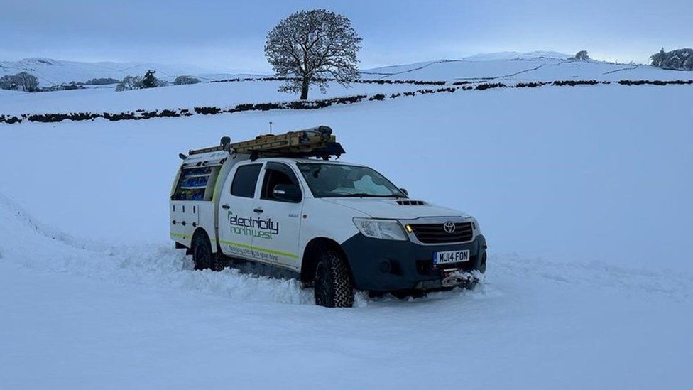 Cumbria snow: Battle to restore electricity to homes - BBC News