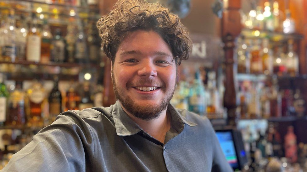 Edinburgh Fringe ticket sales concern over cost of living - BBC News