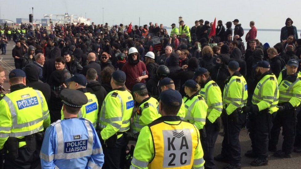Thirteen arrests in Dover as immigration protests take place - BBC News