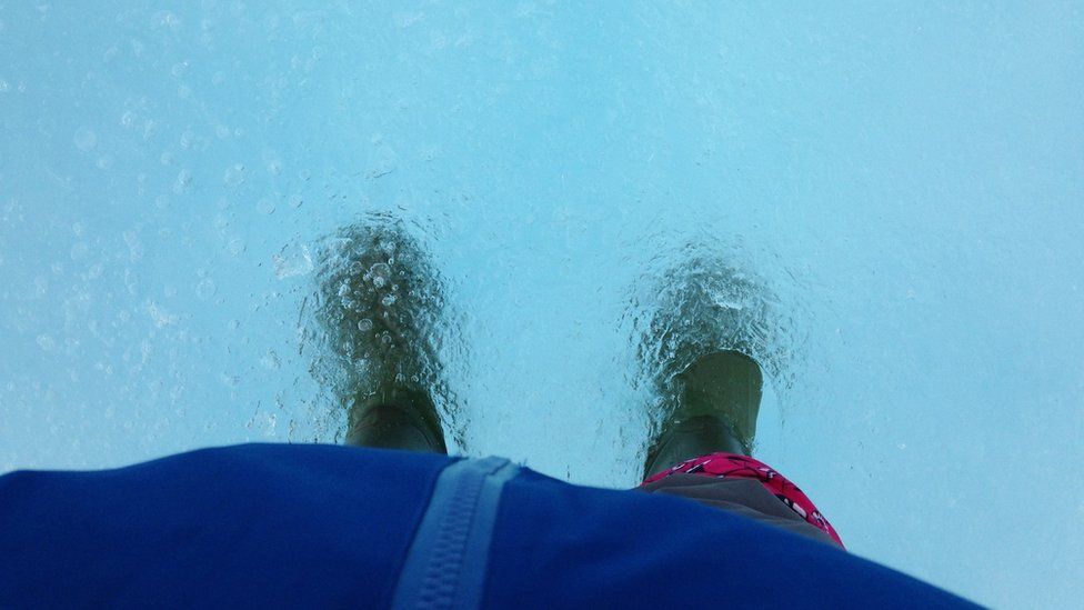 Melt ponds suggest no Arctic sea-ice record this year - BBC News