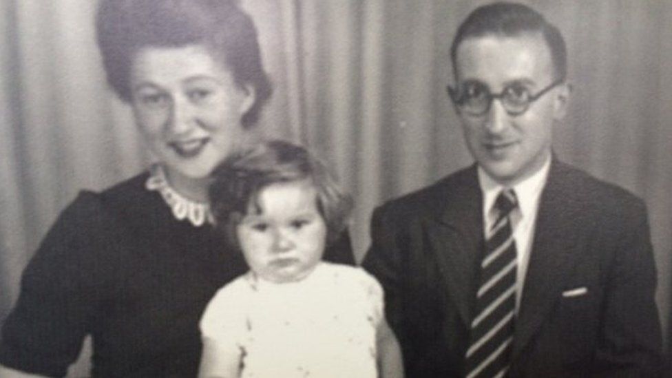 Isle of Man exhibition features history of WW2 internment camp - BBC News