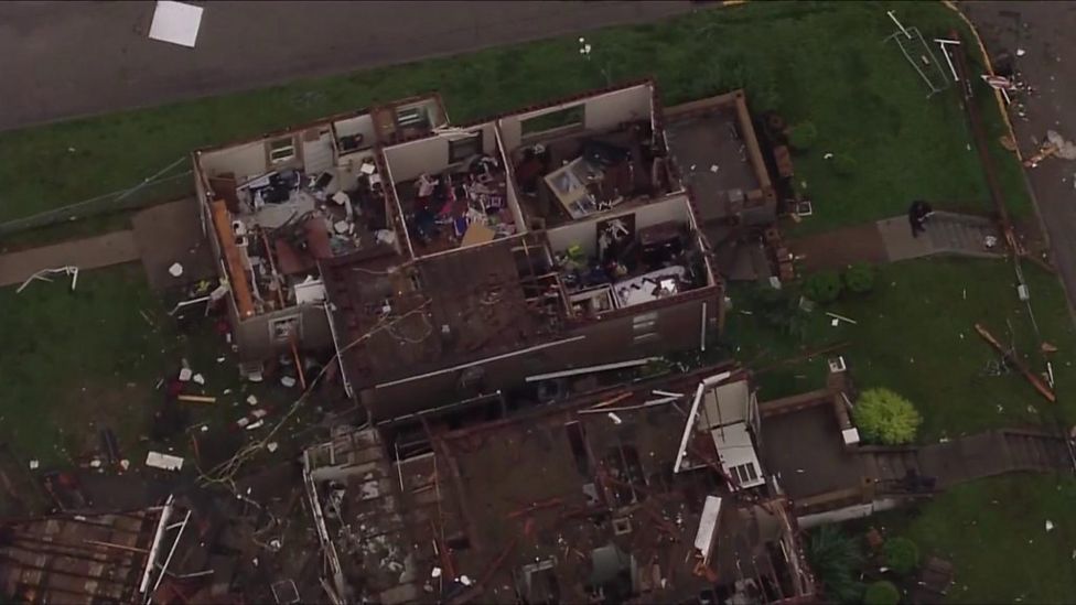 Killer tornado hurls US elderly couple from home - BBC News