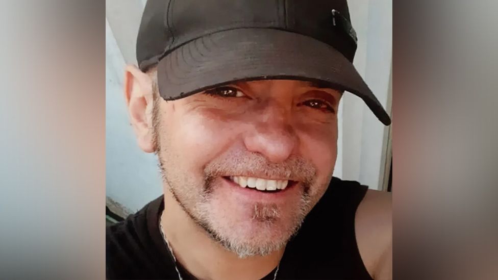 Simon Whisker: Father's appeal to find men linked to death - BBC News