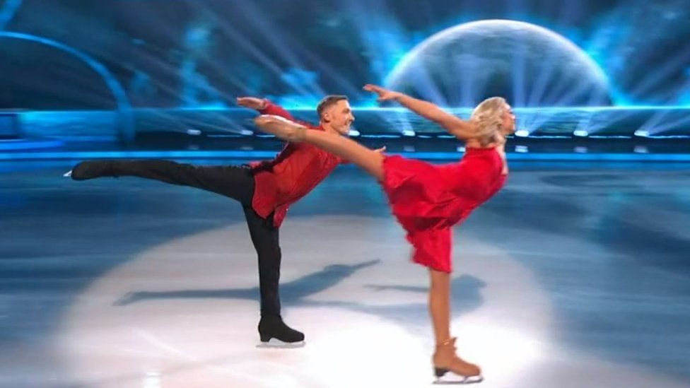 Dancing on Ice: Who faces the dreaded skate off? - BBC Newsround