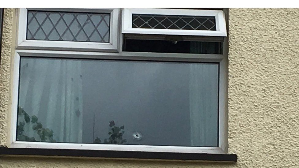 Craigavon shooting: Bullet strikes window pane of house - BBC News