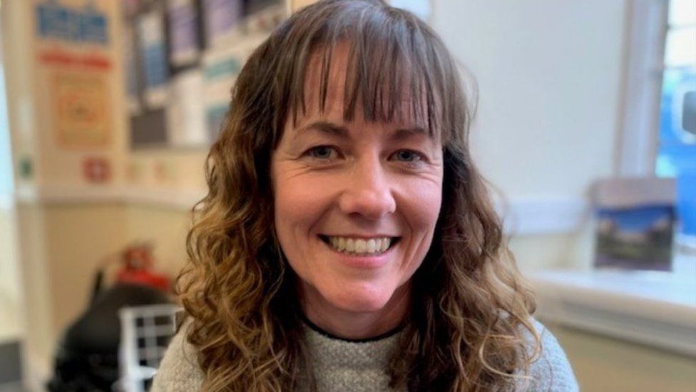 Pryder bod cymaint o swyddi gwaith cymdeithasol yn wag - BBC Cymru Fyw