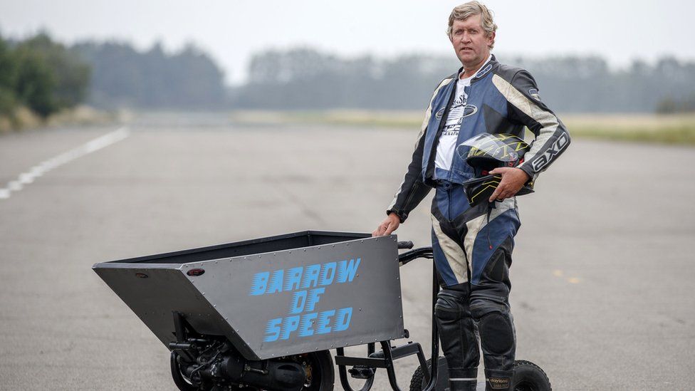 Kevin Nicks 'sets speed record for fastest wheelbarrow' - BBC News