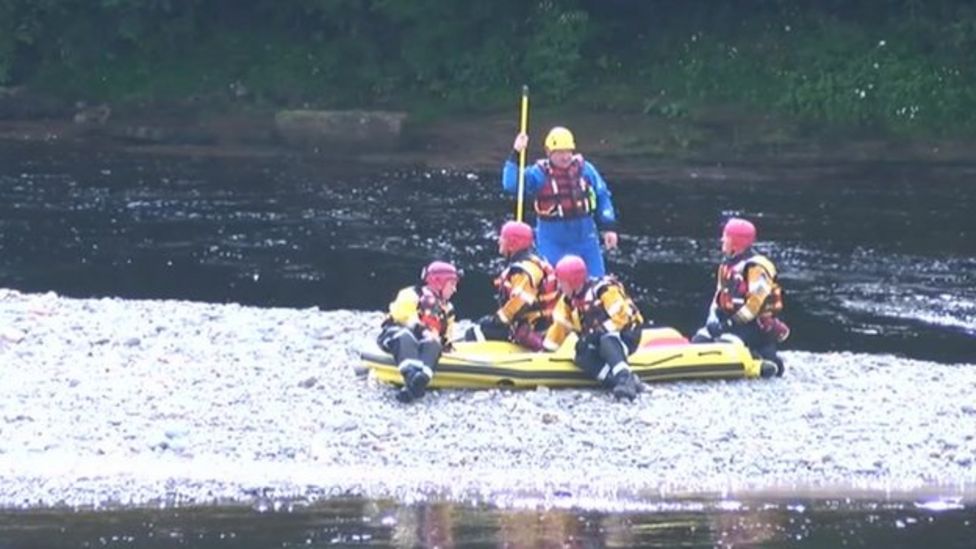 Search for man missing in river at Longtown - BBC News