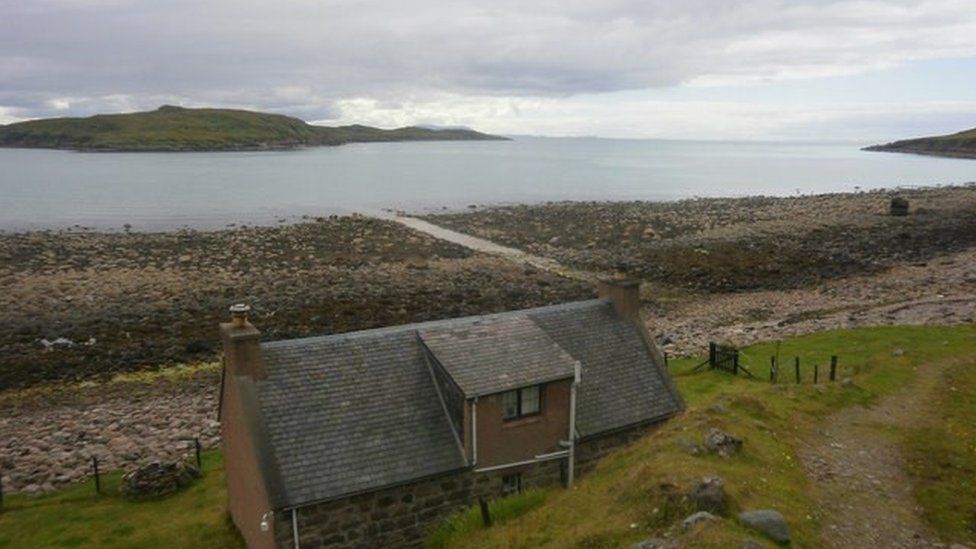 Aithris air tràladh mì-laghail an Loch Gheàrrloch - Naidheachdan a' BhBC