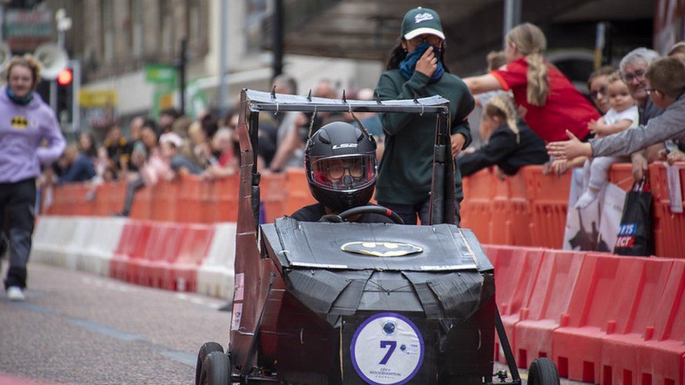 Thousands turn out for Wolverhampton's soapbox racing event - BBC News