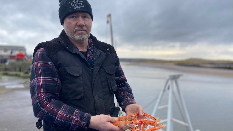 North East fishers offered medical help on harbourside - BBC News