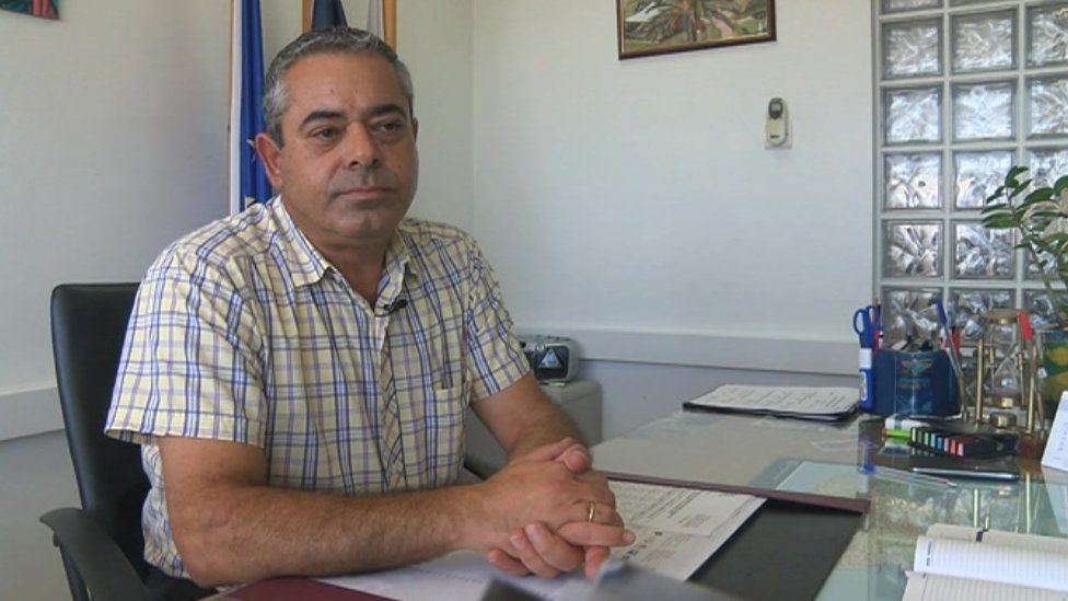 George Low stabbing: Friends want police to 'work together' - BBC News