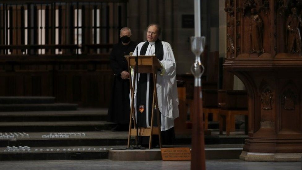 Covid: Thousands of candles lit at Blackburn Cathedral - BBC News