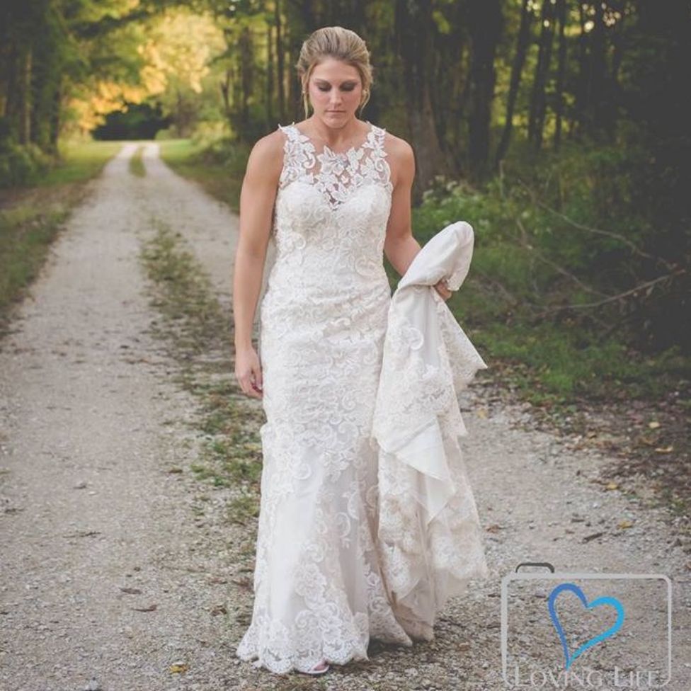 Widowed bride's final photos with her groom - BBC News