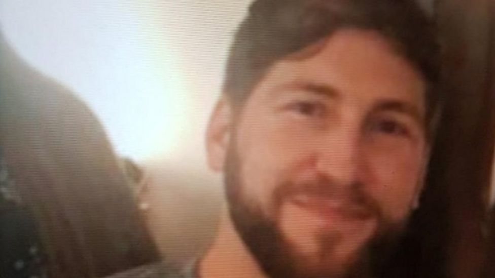 Dod o hyd i syrffiwr barcud oedd ar goll yn fyw - BBC Cymru Fyw