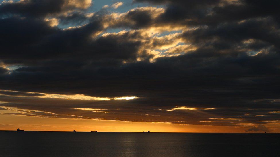 Your pictures: Stunning summer sunset swathes Scotland - BBC News