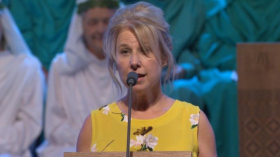 Manon Steffan Ros yn ennill y Fedal Ryddiaith - BBC Cymru Fyw