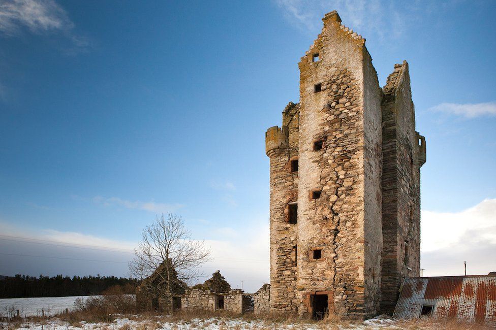 Appeal to save 'fragile' Fairburn Tower - BBC News
