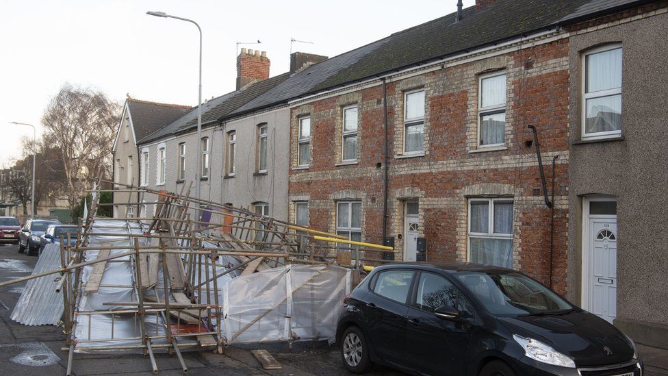 Car in Cardiff hit by scaffolding in strong winds - BBC News