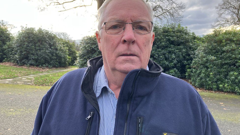 Machynlleth: Taith 10 munud i gymryd awr wrth i ffordd gau - BBC Cymru Fyw