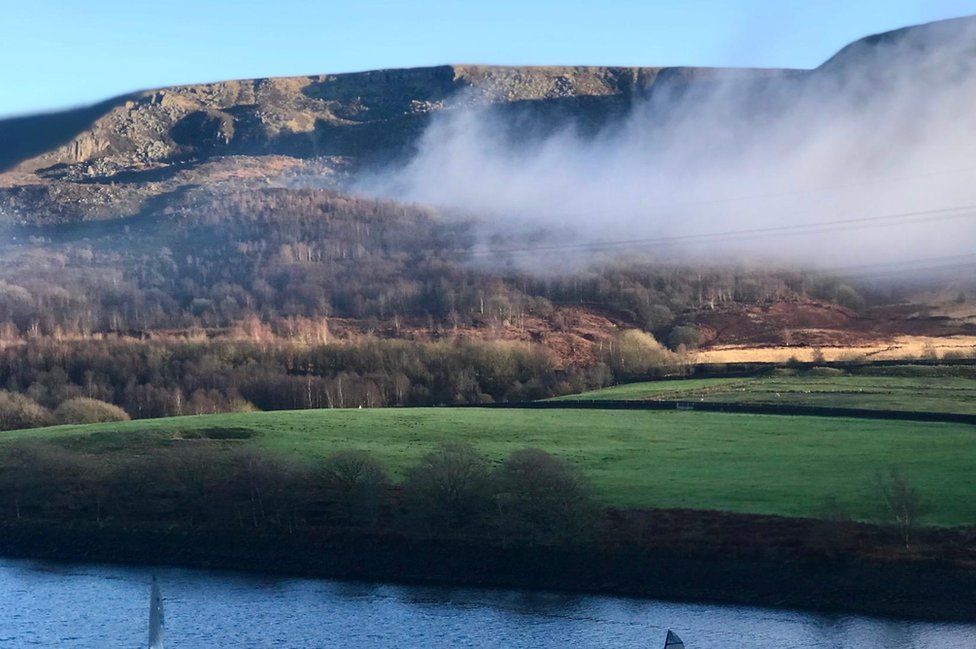 Peak District walkers spot spectacular cloud inversions - BBC News
