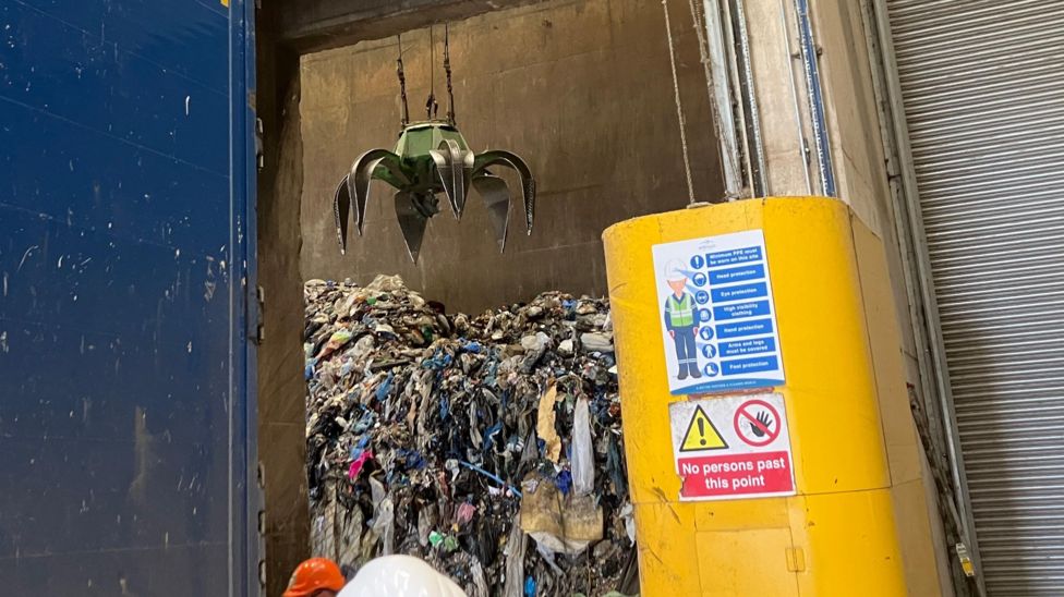 Parc Adfer: Cwmni gwastraff i ddal a storio carbon - BBC Cymru Fyw