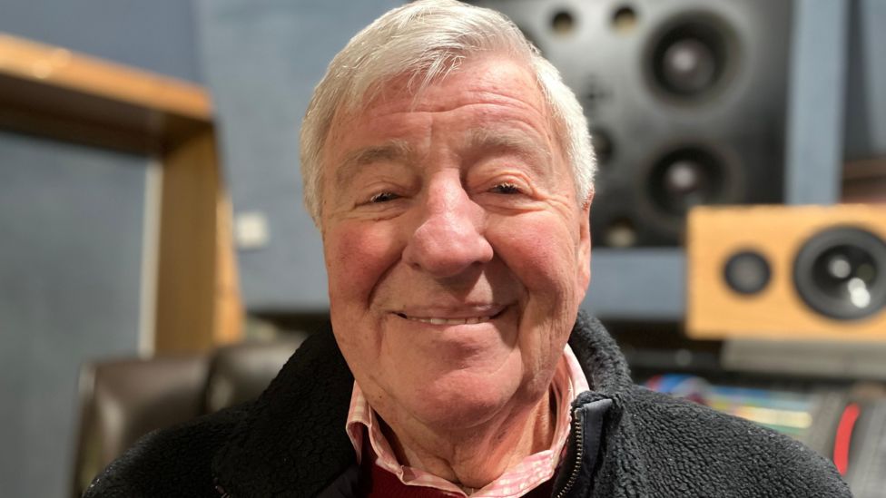 Sunshine Radio turns off medium wave after 30 years - BBC News