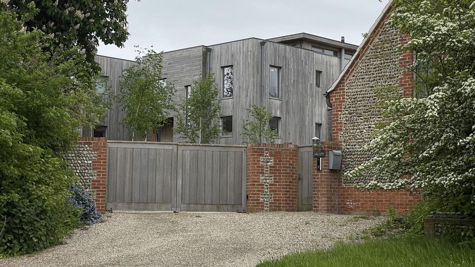 London theatre producer agrees to demolish top of Cley home - BBC News