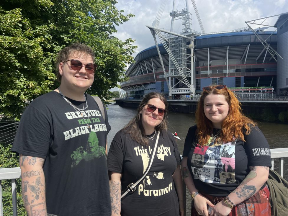 Taylor Swift: Swiftie fever grips Cardiff ahead of sell-out gig - BBC News