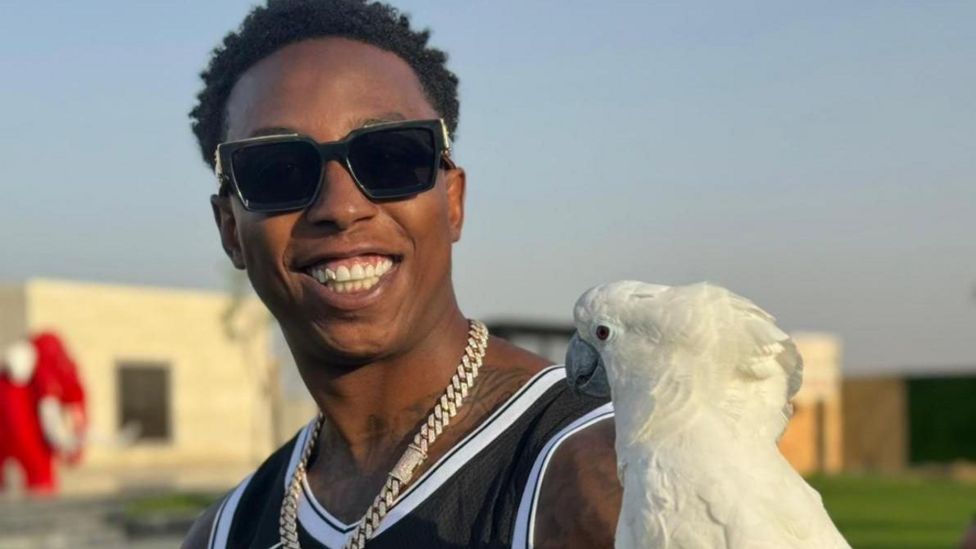 Leyton stabbing: Father-of-two named as murder victim - BBC News