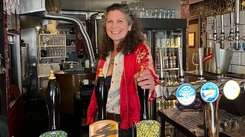 'Time for change' say Totnes voters after 100 years of Tory MPs - BBC News