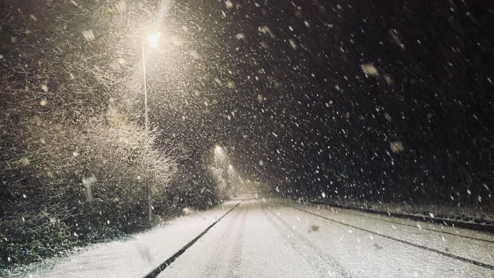 Snow reaches Cambridgeshire, Peterborough and Bedfordshire. - BBC News